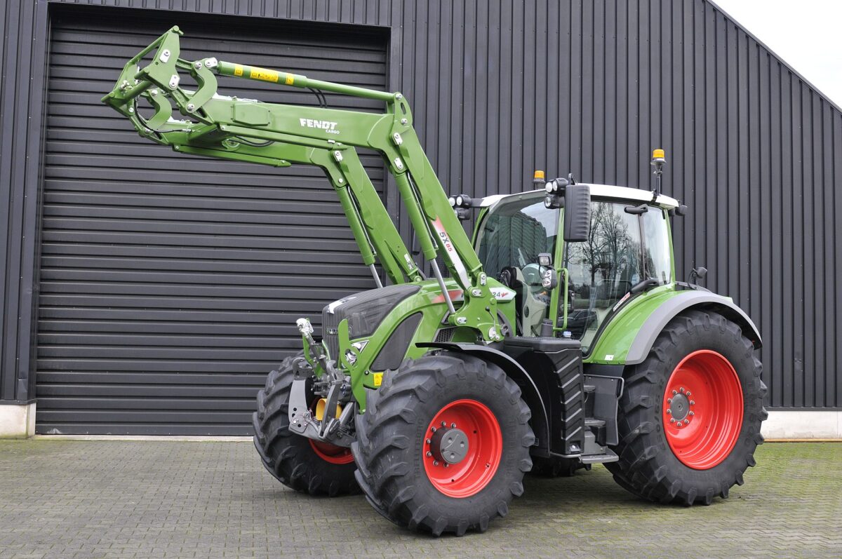 Afgeleverd: Fendt 516 Vario en Fendt 724 Vario S4 met Cargo voorlader – Hoftijzer