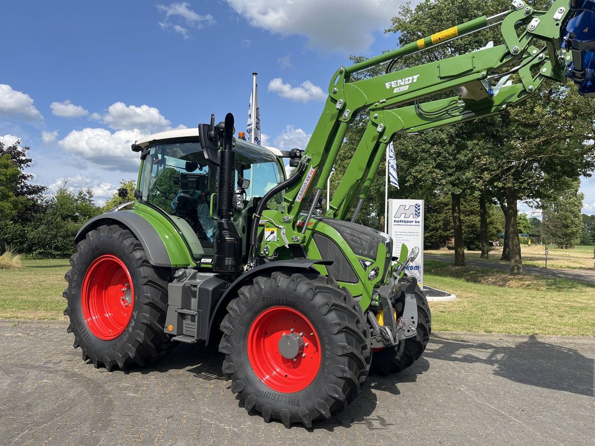 Fendt 516 Vario + Cargo voorlader voor een melkveebedrijf uit ...