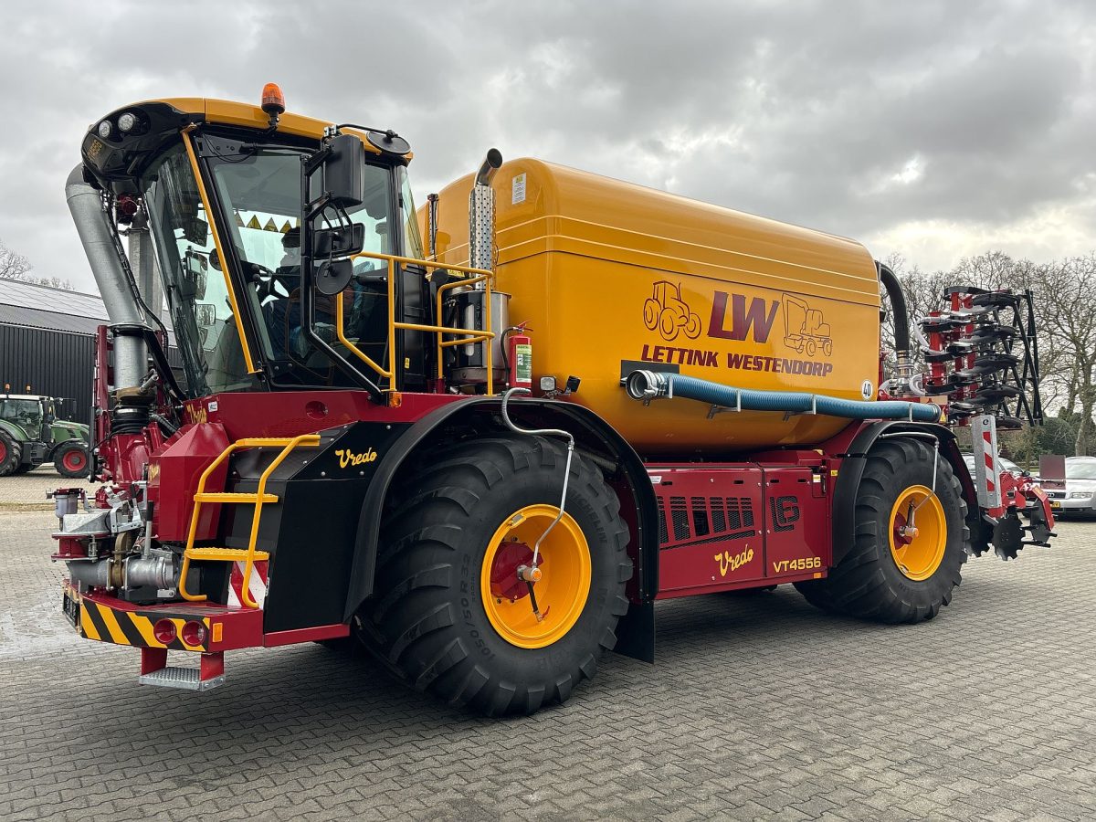 Loonbedrijf Lettink start mestseizoen met nieuwe VT4556 – Hoftijzer